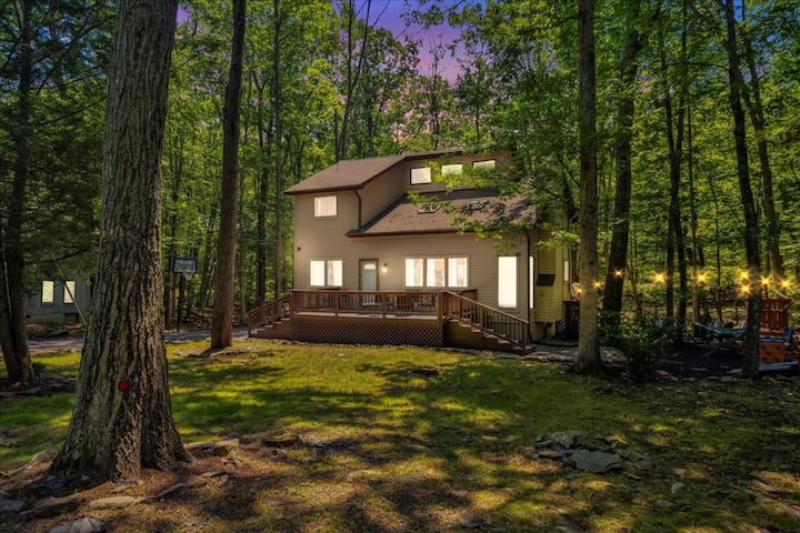 5br Near Camelback W/ Hot Tub, Fire Pit, Game Room - Stroudsburg, PA