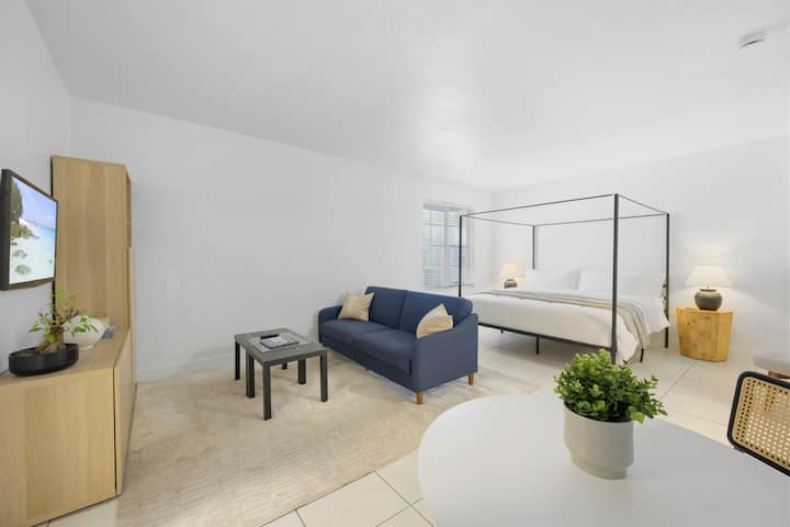 Coastal Chic Studio: Steps Away From The Sea. - Miami Beach, FL