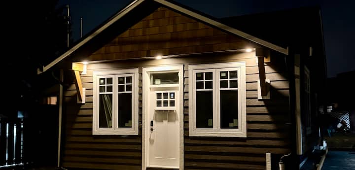 Brass Apple Cottage - Quadra Island