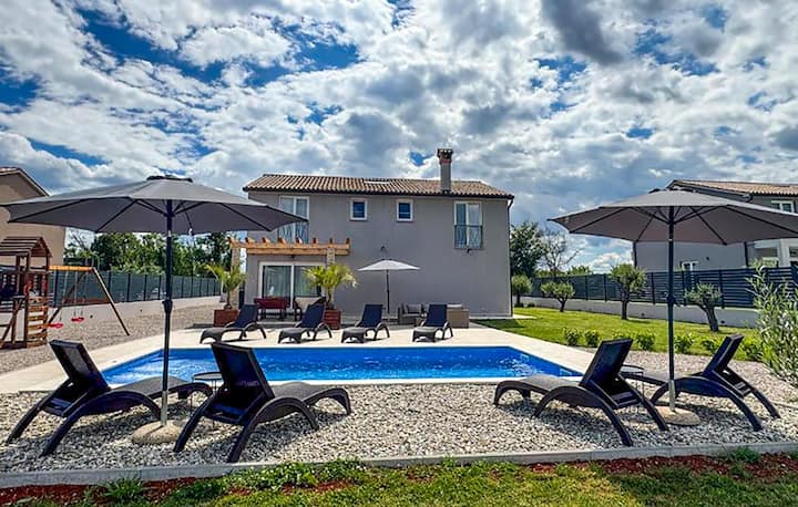 5 Bedroom Stunning Home In Nedescina - Rabac