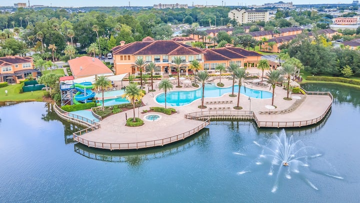 Waterfront Retreat/waterslides/minutes To Disney - Old Town, Kissimmee