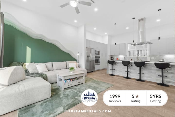 3 Bed 3 Bath Family Retreat W/ Parking & Roofdeck - Houston, TX