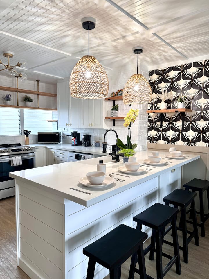 Walk To Beach | 20th Fl Canal View | 2 Queen Beds - Honolulu