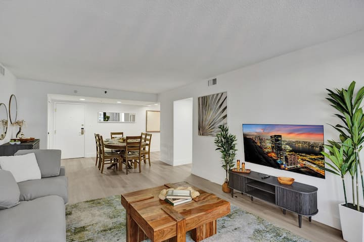 Ocean View Serenity Condo / Beach Service / 915 - Miami Beach, FL