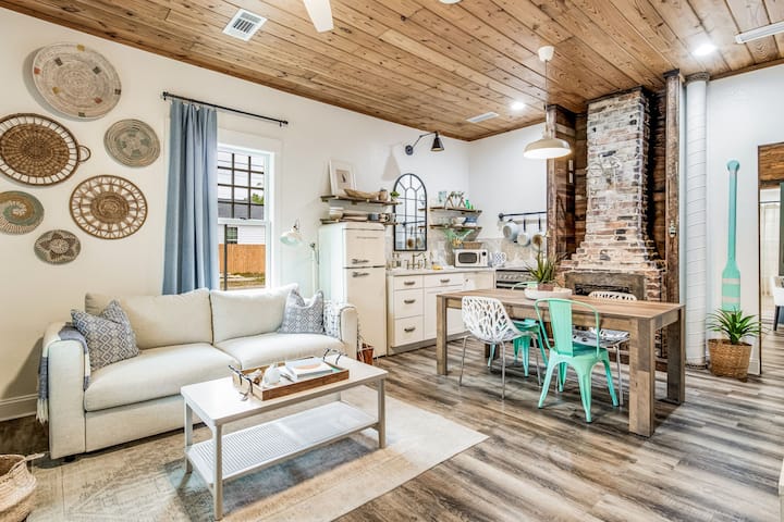 Historic P'cola Bungalow! King Bed. Free Parking - Pensacola, FL