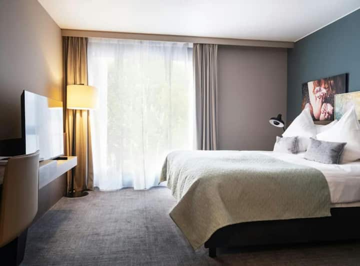 Space For 2, Right Between The Airport & City - Zürich
