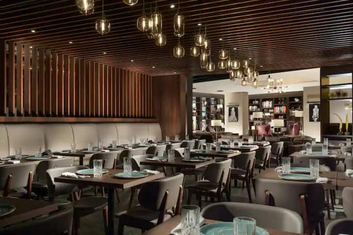 Beautifully Designed Suite + Separate Living Area - Zurich