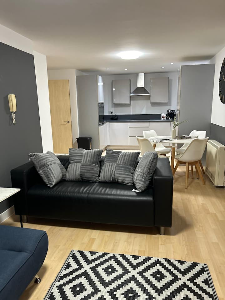 Wow 4 Beds 2 Bath W/lift Refurbished Apartment! - Basingstoke