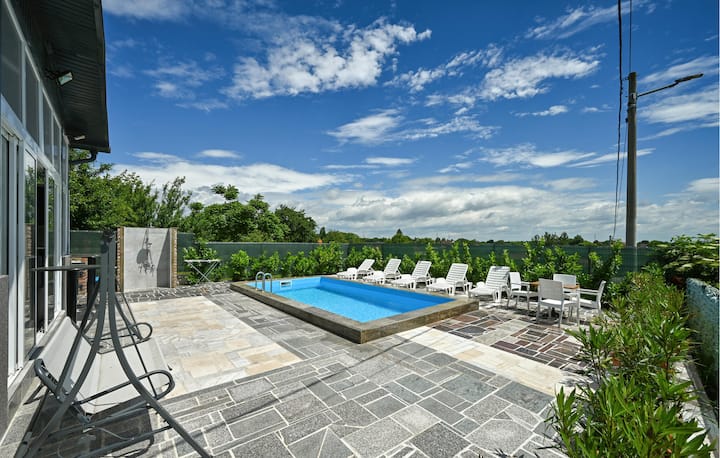 Gorgeous Home In Koprivnica With Sauna - Koprivnica