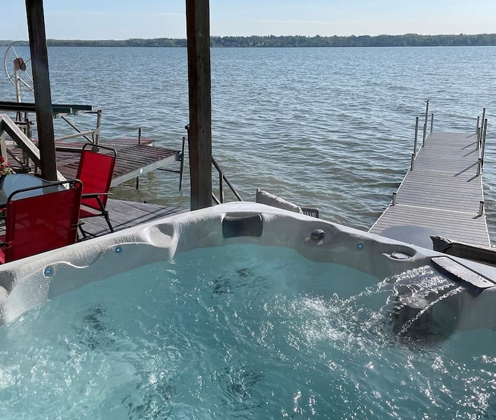Cayuga Lakefront | Hot Tub | Fire Pit | Kayaks - Seneca Falls, NY