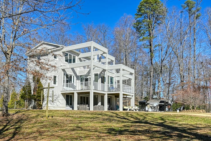 Straight To The Point Lakefront Property - Bumpass, VA