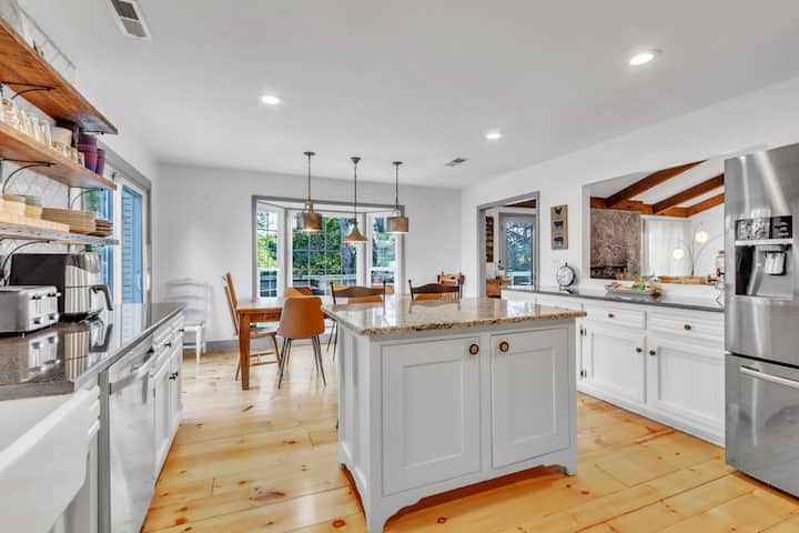 Spacious 6br/10bed~pet & Family Friendly + Hot Tub - Greenville, SC