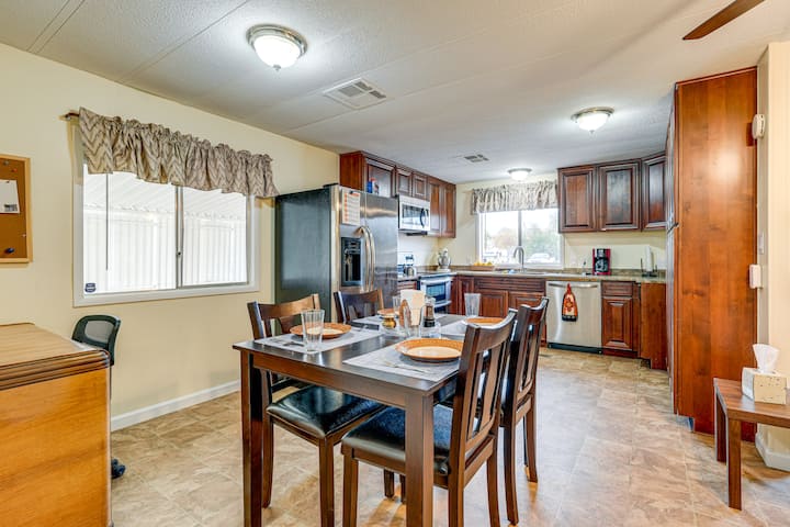 Apache Junction Home W/ Covered Deck + Grill - Apache Junction