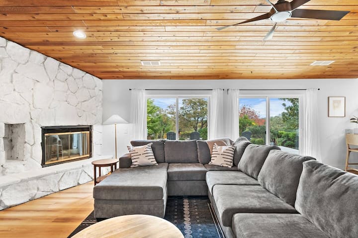 Peaceful Family Retreat | Half-acre Fenced Yard - Shasta Lake, CA