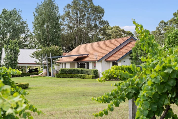 Travertine Vineyard Retreat - Stay Among The Vines - Singleton