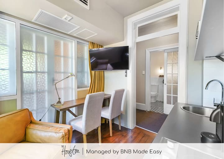 Junior Suite With Bathtub | The Houston Wagga - Wagga Wagga