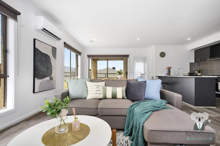 Kozyguru | Pakenham | Comfortable 4-bedroom House - Gumbuya World, Tynong North