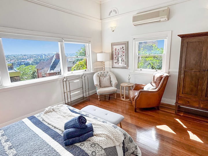 Kirribilli Gem | Retro Chic Spacious 2br + Garage - North Sydney