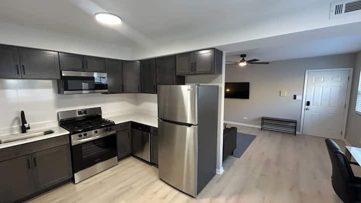 Cozy 1br, Close To Cta & Sinai Hosp, Parking Incl. - Chicago, IL