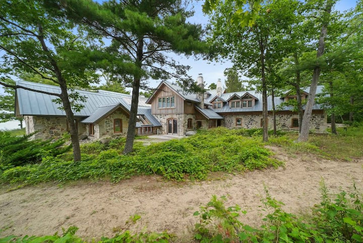 Pine Hollow - 9 Minutes To The Horse Show! - エルク・ラピッズ, MI