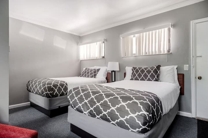 Spacious Room W/ Private Bath & Parking - Gibraltar, MI