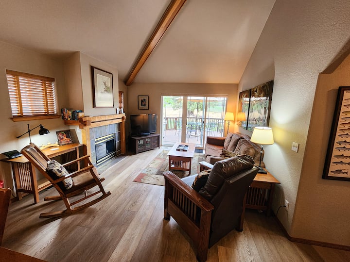 3br Townhome With Hot Tub | Golf. Free Parking - Redmond, OR