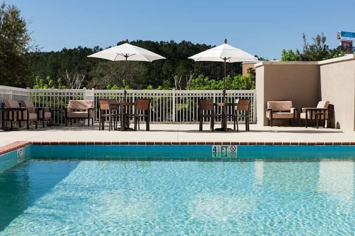 Airport Comfort & Savannah Charm | Free Shuttle - Savannah, GA
