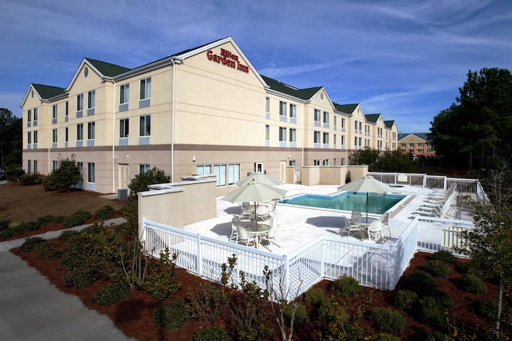 Close To Tanger Outlets + Free Shuttle, Pool & Bar - Savannah, GA
