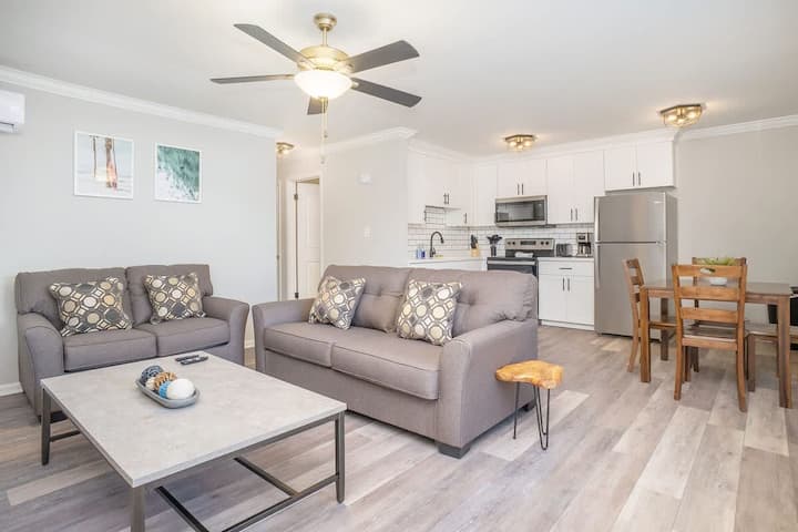Hillside Cove - Plank Suite - Hampton, VA