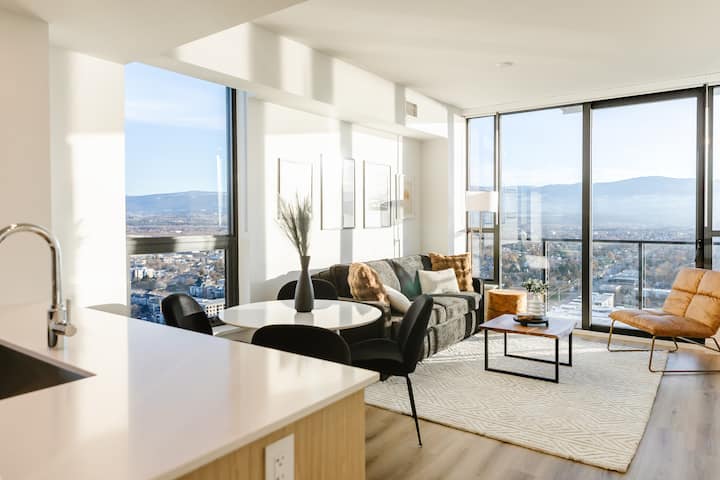 Luxury Penthouse W/ Rooftop Pool & Stunning Views - Kelowna
