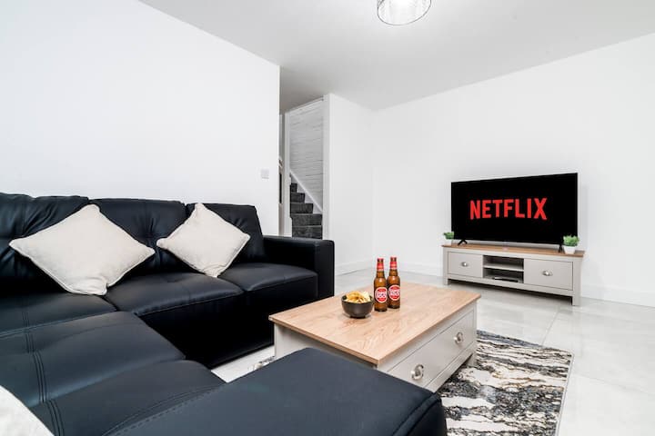 3br House Contractors Near Gatwick, Wifi, Parking - Crawley