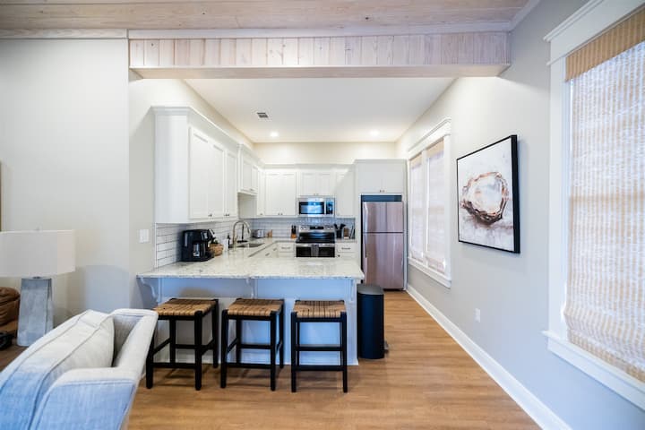 Amazing Property, Brand New, Coffee Bar, Walkable - Laurel, MS
