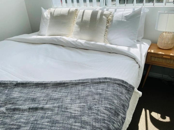 Modern City Townhouse With All The Comforts! - Wagga Wagga