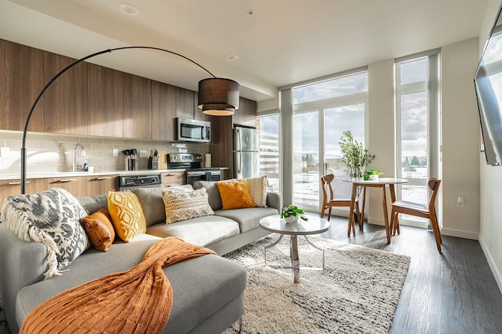 Chic Apt Downtown Bellevue | Gym & Rooftop Access - Bellevue, WA