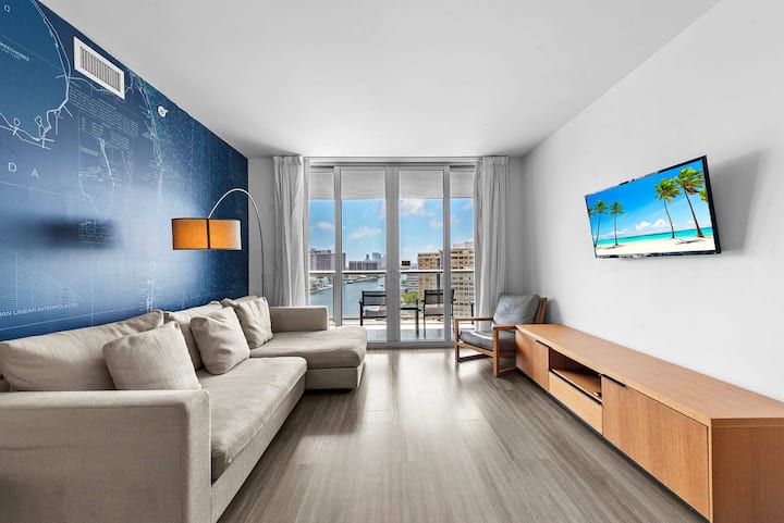 Stunning Waterfront - Beach Service - 11th Floor - Hallandale Beach, FL