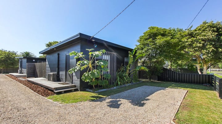 Beach Trail Retreat | Cosy Coastal Family Stay - Lakes Entrance