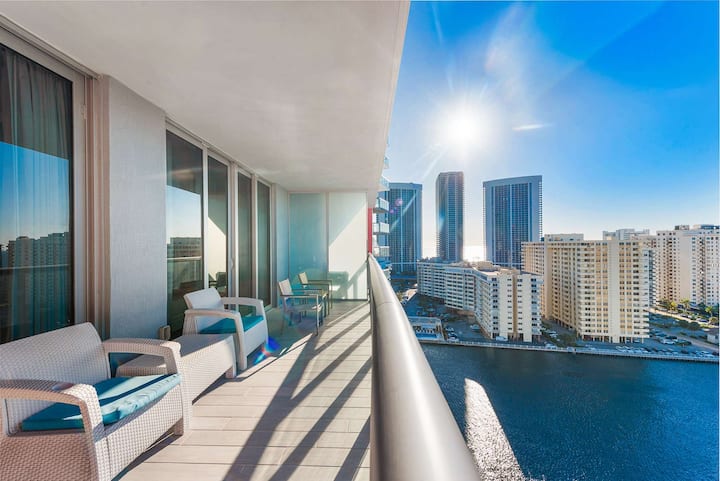 Waterfront Oasis - Beach Services - 18th Floor - Hallandale Beach, FL