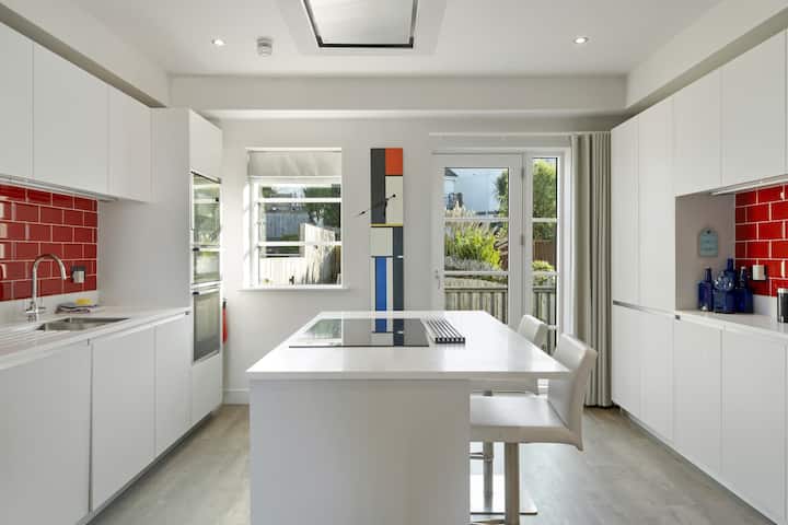 Bright & Modern Townhouse, Private Parking - Newquay
