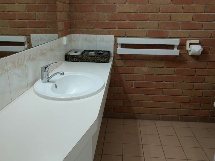 Travellers In Kaniva - Room 2 - Kaniva