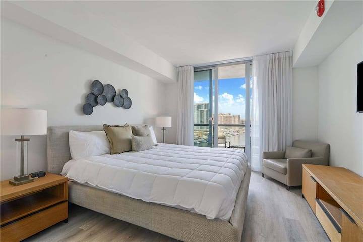 Spectacular Apartment With Balcony & Pool - Hallandale Beach, FL