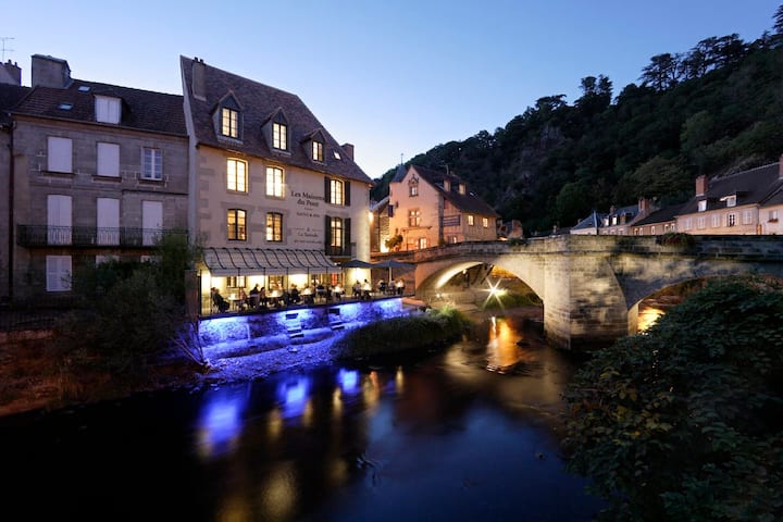 N°2 : Suite With Two Windows Overlooking The River - Aubusson