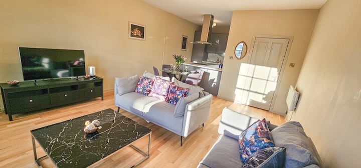 Royal Mile - Bright 2 Bedroom Apartment - Edinburgh