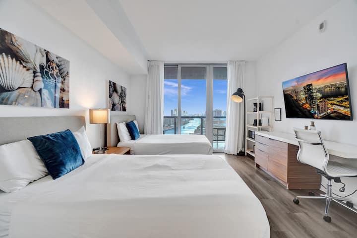 Cozy Canal View Studio Resort Amenities Near Ocean - Hallandale Beach, FL