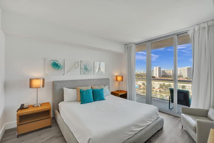 Perfectly Located 1-bedroom Condo Near Beach 1210 - Hallandale Beach, FL