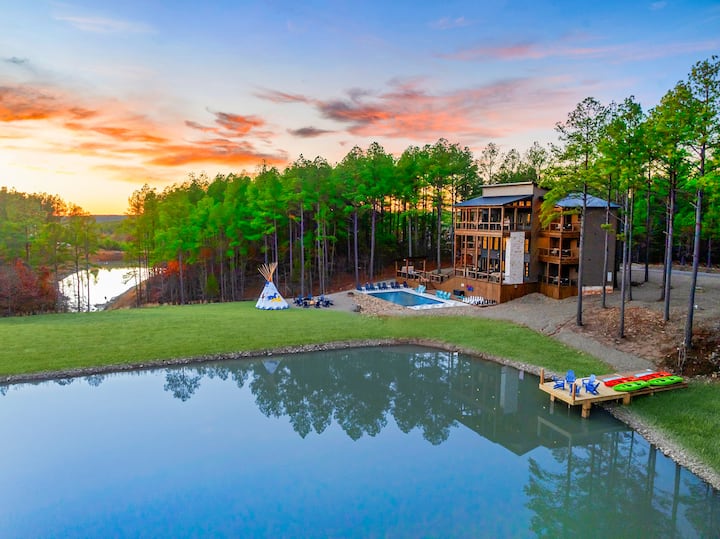 New-sleeps 30-pool-pond-kayaks-golf-spa-bball - United States