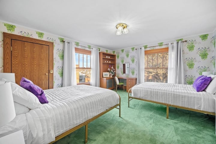 Unbeatable Location | Families & Groups | Parking - Des Moines, IA