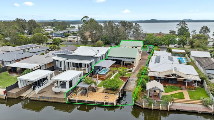 The Boathouse – Pool & Private Slip - The Entrance