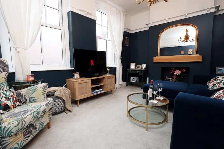 Spacious 2-bed Cardiff Haven With Luxe Touches - Cardiff