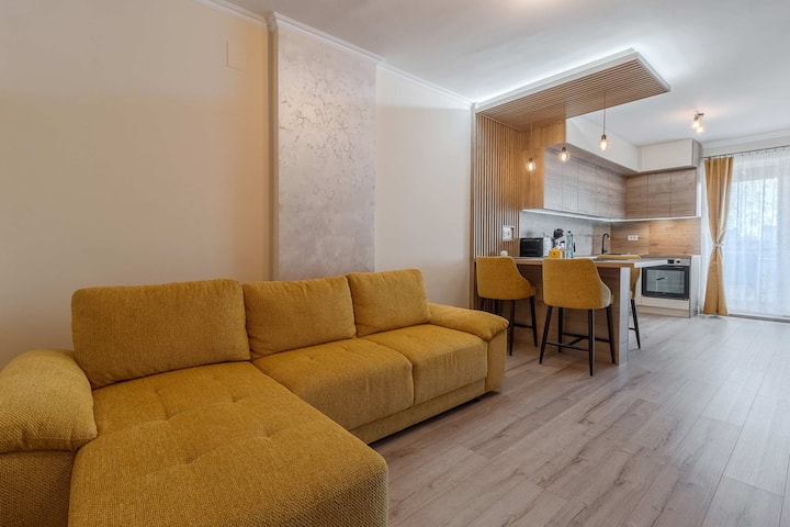 Yellow Oasis: Stylish City Stay - Oradea
