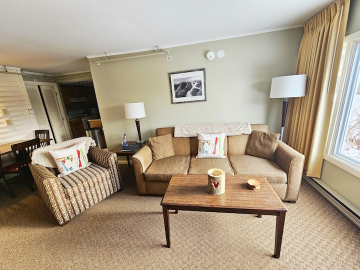 Stowe Cozy! Mountainside Resort W/pool & Hot Tub! - Stowe, VT